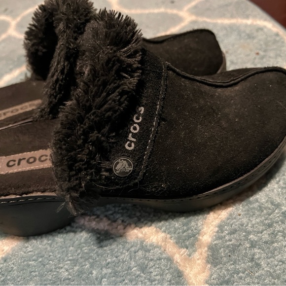 CROCS | Shoes | Crocs Black Fuzzy Lined Clogs | Poshmark